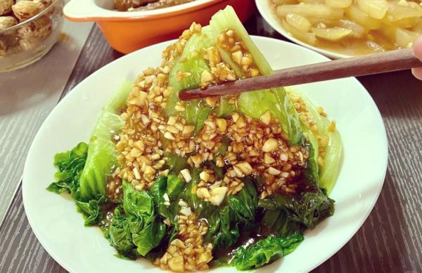 蒜蓉西生菜怎么做_蒜蓉西生菜需要焯水吗-第1张图片-山城妙识