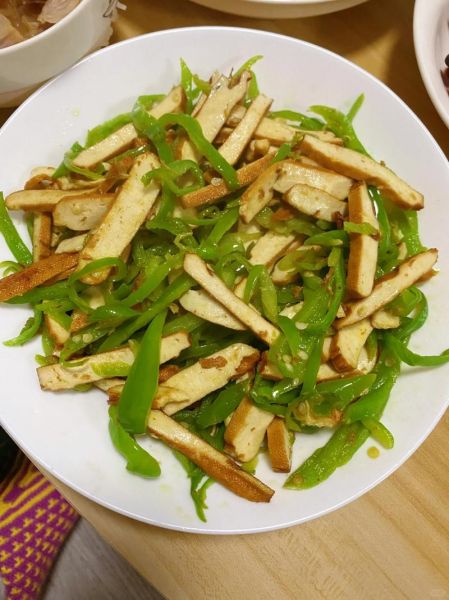 青椒炒白干怎么炒才好吃_青椒炒白干的做法窍门-第3张图片-山城妙识