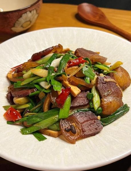 熏肉炒大蒜怎么做_熏肉炒大蒜热量高吗-第1张图片-山城妙识