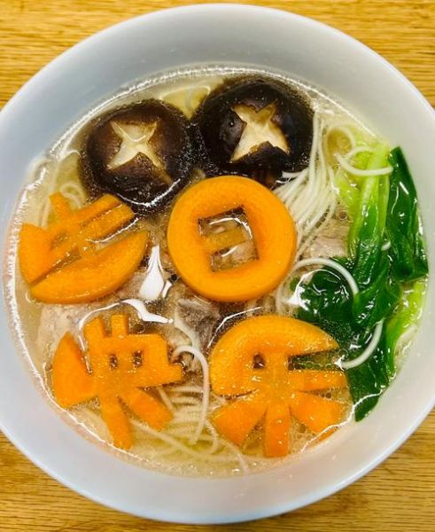 长寿面怎么做_长寿面摆盘技巧-第1张图片-山城妙识 长寿面怎么做_长寿面摆盘技巧-第1张图片-山城妙识