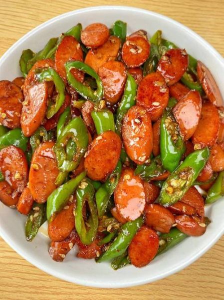 尖椒炒火腿肠怎么做_火腿肠炒尖椒先放哪个-第2张图片-山城妙识 尖椒炒火腿肠怎么做_火腿肠炒尖椒先放哪个-第2张图片-山城妙识