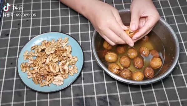 核桃皮怎么去掉_新鲜核桃去青皮最快方法-第1张图片-山城妙识