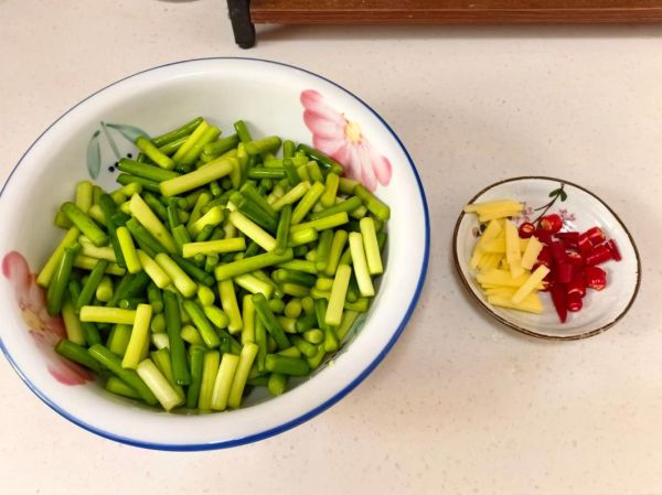 酸蒜苔怎么腌制_酸蒜苔腌制方法-第3张图片-山城妙识