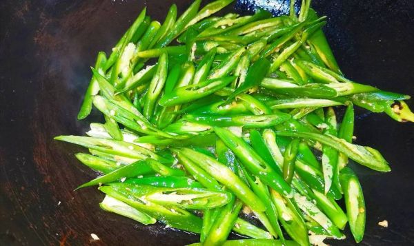 青椒炒凤尾菇怎么做_凤尾菇炒青椒要焯水吗-第1张图片-山城妙识