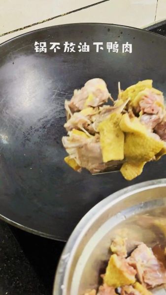 白切柠檬鸭怎么做_柠檬鸭焯水还是直接煮-第2张图片-山城妙识