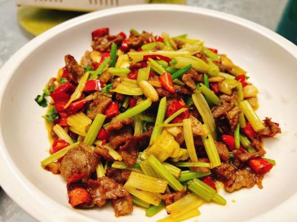芹菜炒牛肉怎么做好吃_芹菜炒牛肉的秘诀-第3张图片-山城妙识