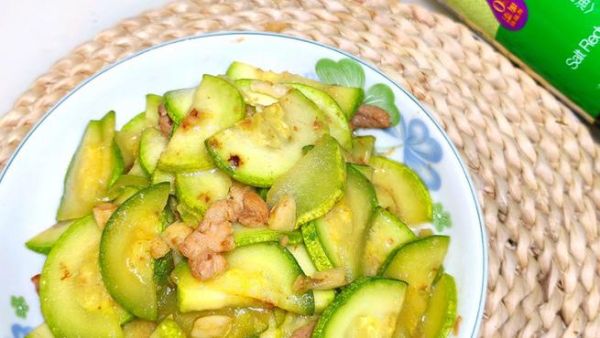 西葫芦炒肉丝怎么炒才脆嫩_西葫芦炒肉丝要不要焯水-第1张图片-山城妙识 西葫芦炒肉丝怎么炒才脆嫩_西葫芦炒肉丝要不要焯水-第1张图片-山城妙识