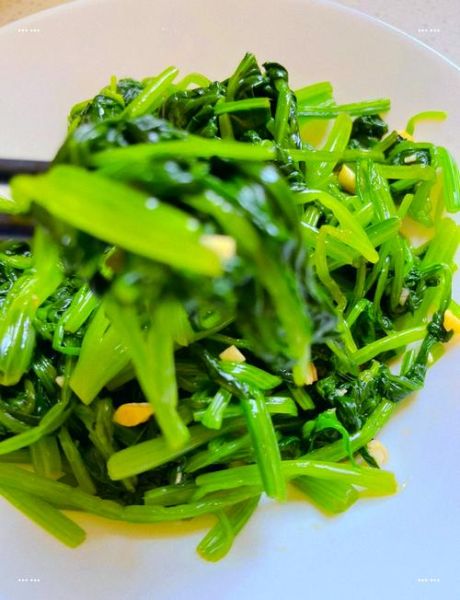 拌菠菜家常做法_菠菜焯水几分钟-第1张图片-山城妙识