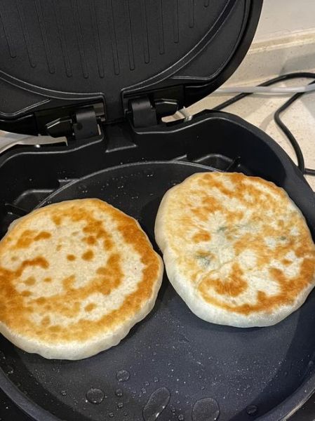 电饼铛烙韭菜馅饼怎么和面_电饼铛韭菜馅饼皮软不硬的秘诀-第1张图片-山城妙识