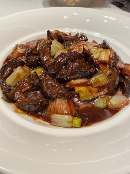 葱烧海参装盘技巧_海参摆盘怎么做好看-第1张图片-山城妙识