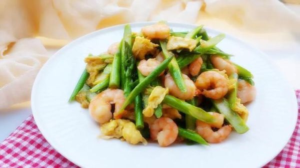 芦笋炒鸡蛋怎么做_芦笋炒鸡蛋需要焯水吗-第3张图片-山城妙识