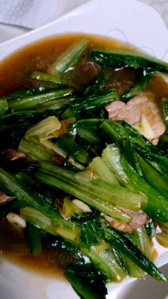 油麦菜炒肉怎么做_油麦菜炒肉用焯水吗-第3张图片-山城妙识