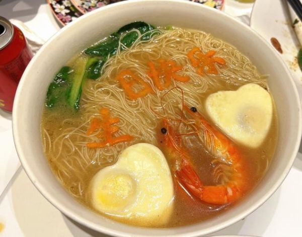 长寿面什么时候吃_生日当天吃长寿面的讲究-第2张图片-山城妙识 长寿面什么时候吃_生日当天吃长寿面的讲究-第2张图片-山城妙识