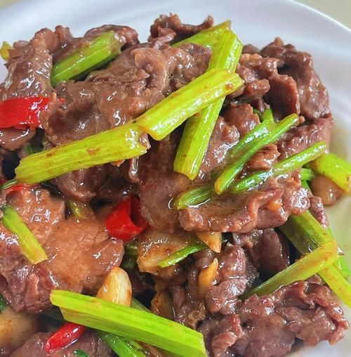 芹菜炒牛肉怎么做好吃又嫩_牛肉不老秘诀-第2张图片-山城妙识