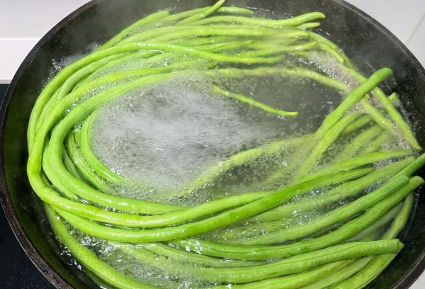 长豆角焯水几分钟熟_焯水后怎么保持翠绿-第1张图片-山城妙识