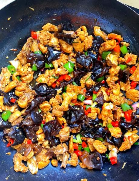 木耳炒鸡怎么做_木耳炒鸡需要焯水吗-第1张图片-山城妙识