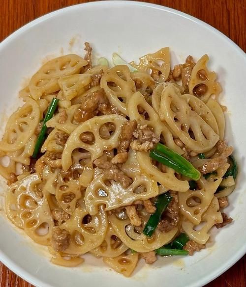 肉炒藕片怎么炒好吃_藕片炒肉要不要焯水-第1张图片-山城妙识