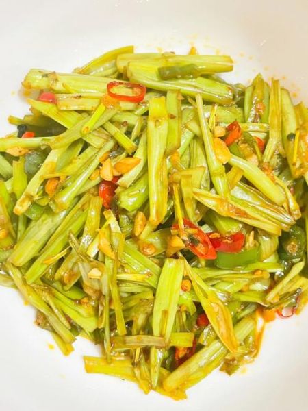 辣炒空心菜梗怎么做_空心菜梗炒多久才脆-第2张图片-山城妙识