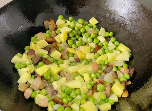 腊肉洋芋饭怎么做_腊肉洋芋饭用哪种腊肉最好-第1张图片-山城妙识