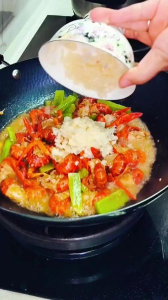 爆炒小龙虾怎么做_小龙虾怎么清洗才干净-第1张图片-山城妙识