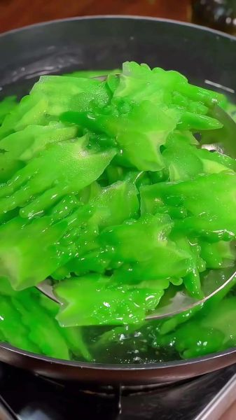 清炒苦瓜怎么做不苦_苦瓜炒前要不要焯水-第3张图片-山城妙识 清炒苦瓜怎么做不苦_苦瓜炒前要不要焯水-第3张图片-山城妙识