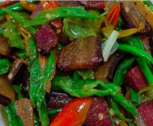 青椒腊肉怎么炒_腊肉炒青椒的做法-第1张图片-山城妙识