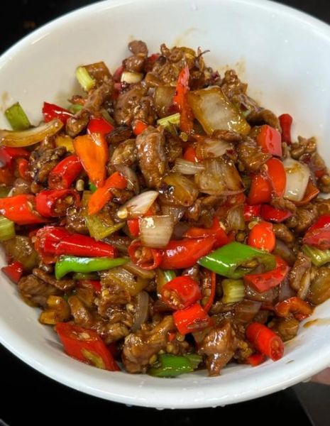 青椒洋葱炒牛肉怎么做_牛肉嫩滑不柴的秘诀-第1张图片-山城妙识