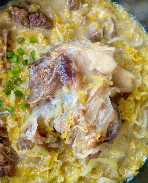 大骨头炖酸菜怎么做_酸菜大骨头汤的做法窍门-第1张图片-山城妙识