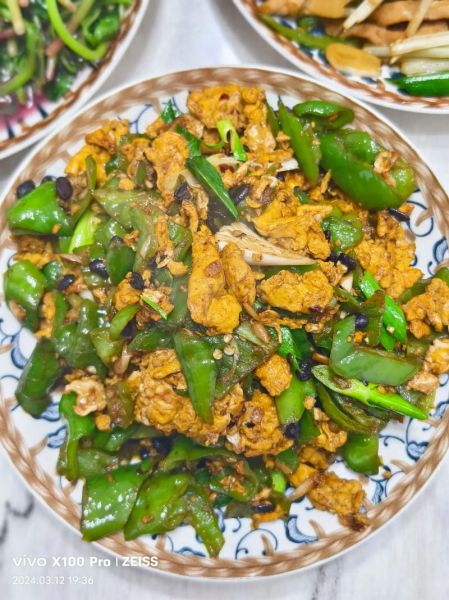 韭菜青椒炒鸡蛋怎么做_韭菜青椒炒鸡蛋的家常做法-第2张图片-山城妙识