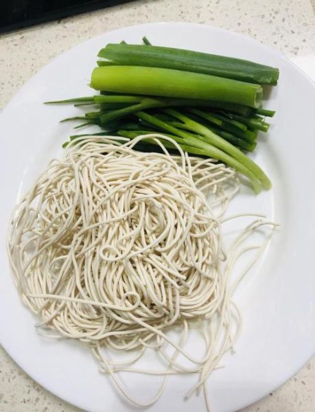 葱油拌面怎么做_最简单的葱油拌面做法-第2张图片-山城妙识 葱油拌面怎么做_最简单的葱油拌面做法-第2张图片-山城妙识