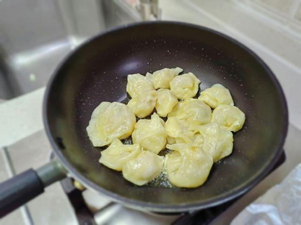 泡泡馄饨的包法慢动作_新手怎么捏出鼓泡不破-第3张图片-山城妙识