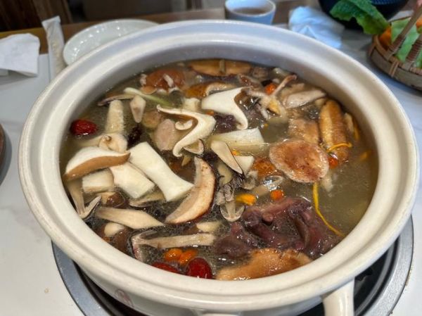 野生菌汤的做法大全_野生菌汤怎么炖才鲜-第1张图片-山城妙识