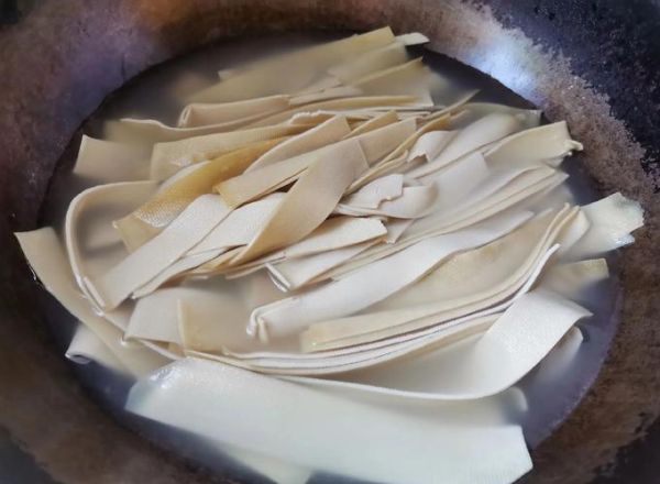 炒豆腐皮用焯水吗_豆腐皮焯水多久-第2张图片-山城妙识