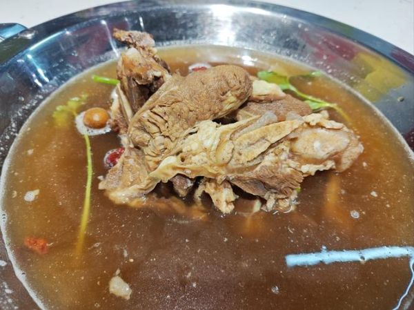 牛大骨汤怎么炖才白_牛大骨汤家常做法-第3张图片-山城妙识