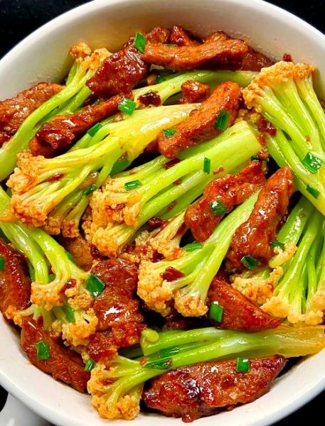 菜花炒肉怎么做_菜花炒肉最简单的做法-第1张图片-山城妙识