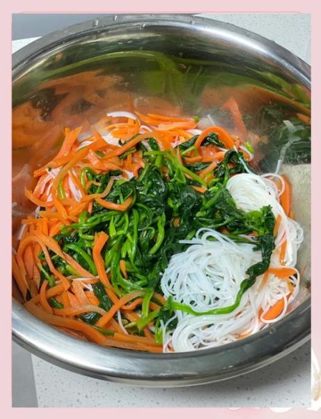 凉拌菠菜怎么做才好吃_菠菜焯水几分钟-第2张图片-山城妙识