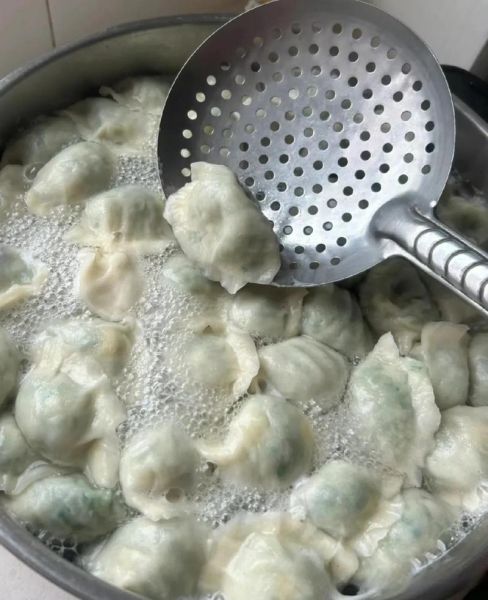 速冻饺子冷水下锅煮多久_速冻饺子冷水煮会不会破皮-第1张图片-山城妙识