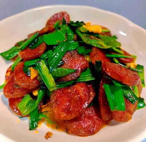 腊肠炒菜怎么炒好吃_腊肠炒菜用不用焯水-第1张图片-山城妙识