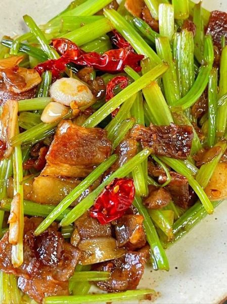 香芹炒肉怎么炒才嫩_香芹炒肉用哪个部位肉-第2张图片-山城妙识