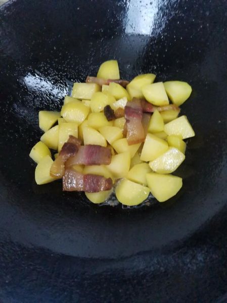 洋芋焖饭怎么做好吃_洋芋焖饭的做法窍门-第1张图片-山城妙识