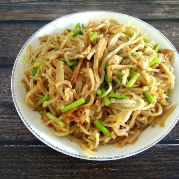 蒜苔炒饼丝怎么炒好吃_家常做法窍门-第2张图片-山城妙识