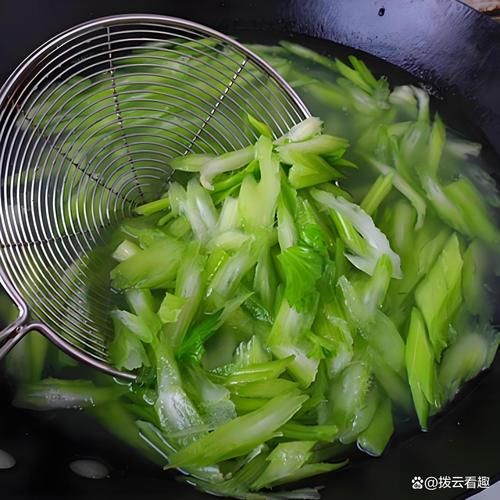 芹菜焯水几分钟_焯水后怎么保持翠绿-第2张图片-山城妙识
