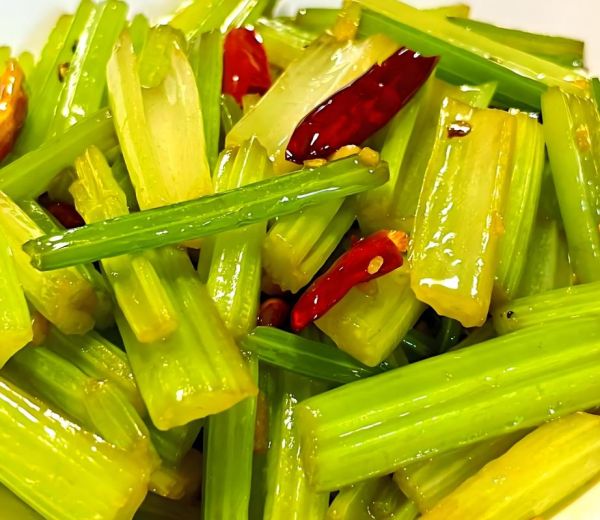 芹菜焯水几分钟_焯水后怎么保持翠绿-第3张图片-山城妙识