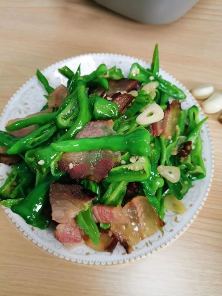 青椒炒腊肉怎么炒好吃_腊肉先煮还是先蒸-第1张图片-山城妙识 青椒炒腊肉怎么炒好吃_腊肉先煮还是先蒸-第1张图片-山城妙识