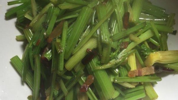 芹菜炒腊肉怎么做_腊肉先炒还是芹菜先炒-第3张图片-山城妙识