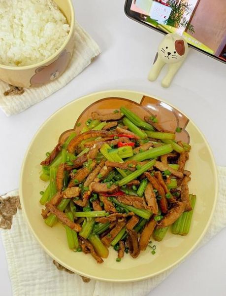 芹菜炒腊肉怎么做_腊肉先炒还是芹菜先炒-第1张图片-山城妙识