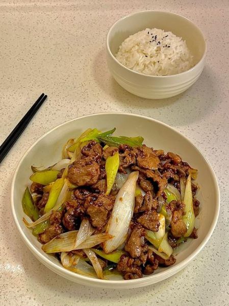 葱爆羊肉用哪个部位_羊腿肉还是羊肩肉-第2张图片-山城妙识