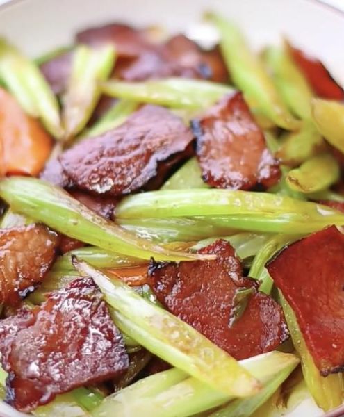 西芹炒腊肉怎么炒好吃_西芹炒腊肉的家常做法-第1张图片-山城妙识