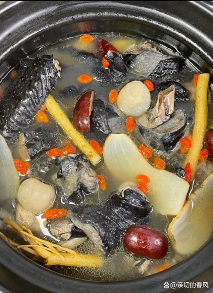乌鸡配什么材料煲汤_乌鸡煲汤放什么食材好-第1张图片-山城妙识