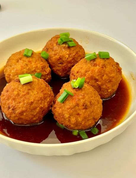 狮子头怎么做好吃_家常狮子头做法视频-第1张图片-山城妙识